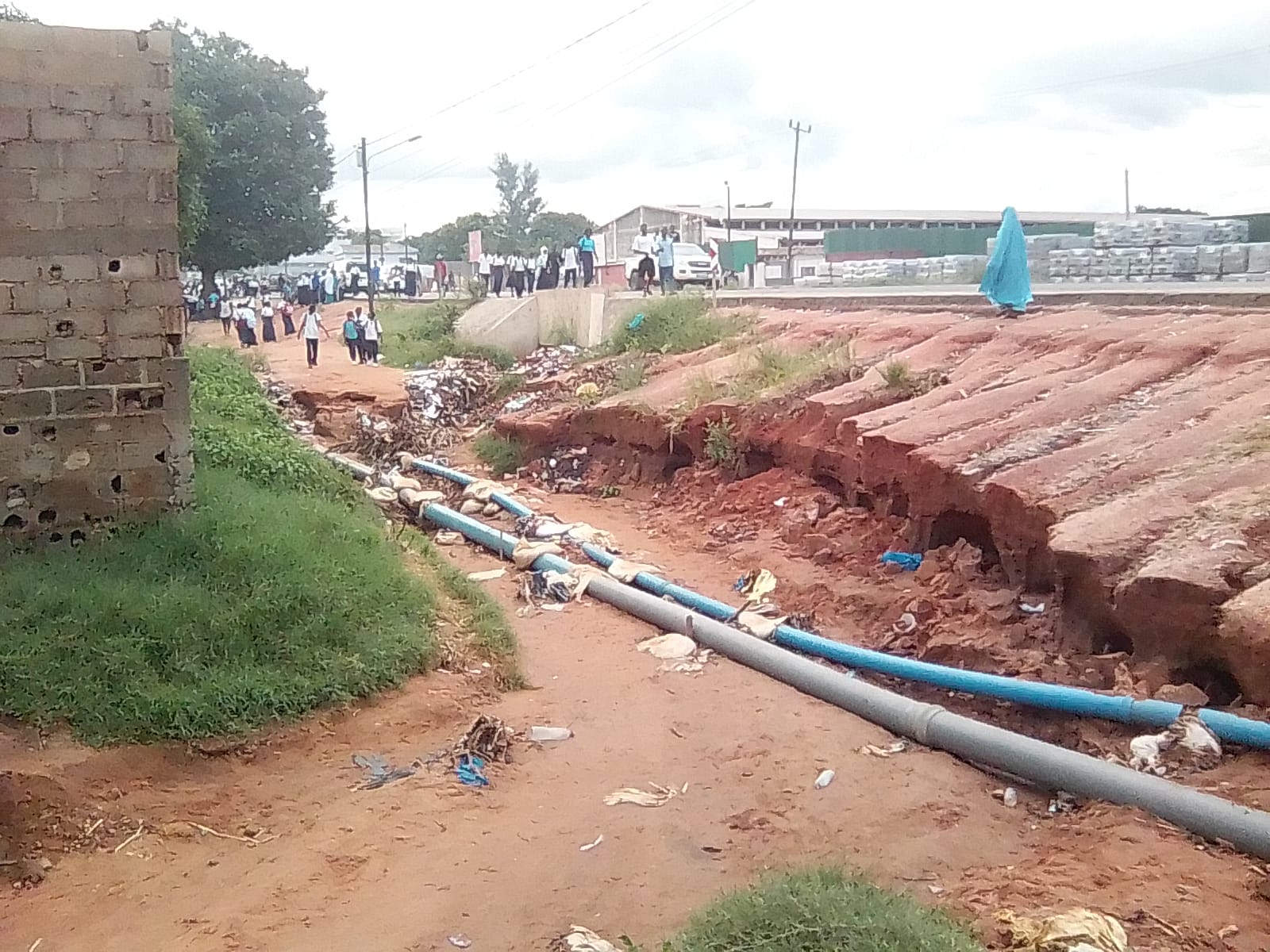 Falta de vala de drenagem provoca erosão em Muahivire - Wamphula Fax