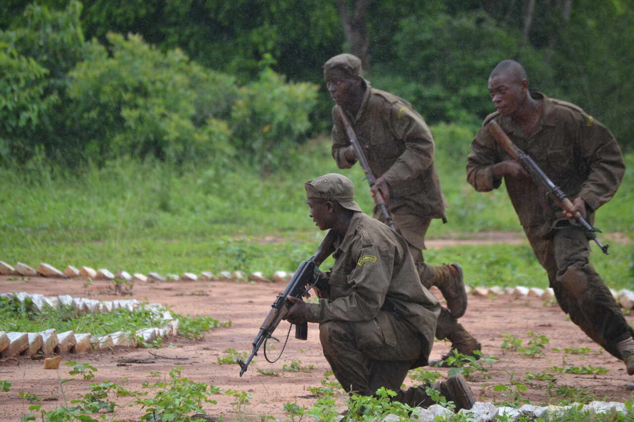 Jovens submetidos a exames para incorporação nas FADM - Wamphula Fax