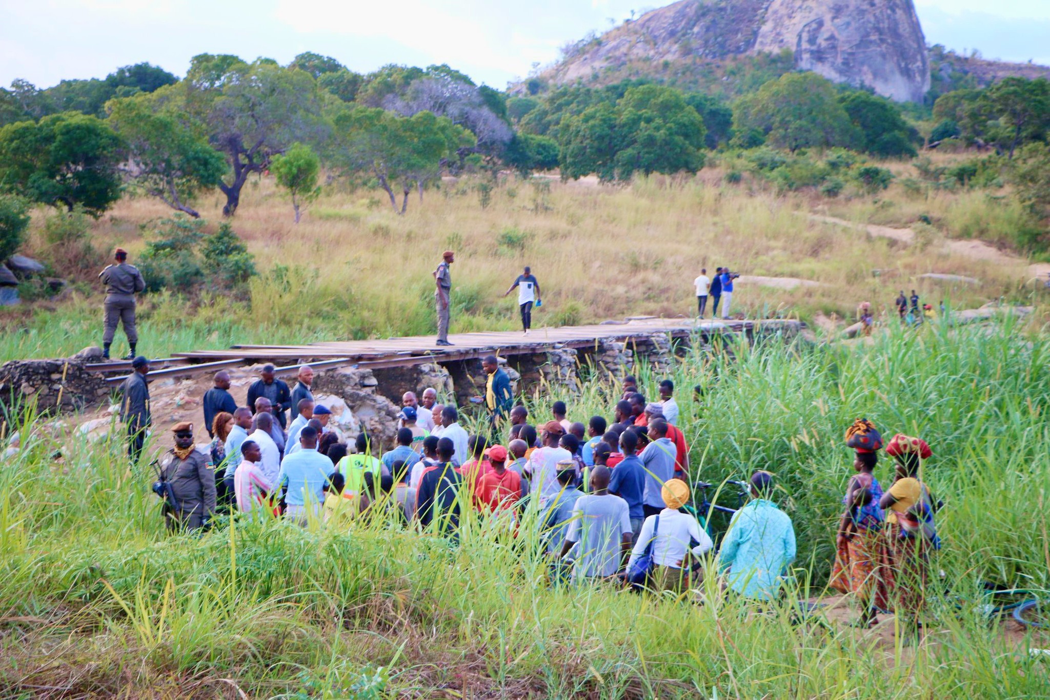 Governo e CFM estudam solução para ponte de Saua-Saua - Wamphula Fax