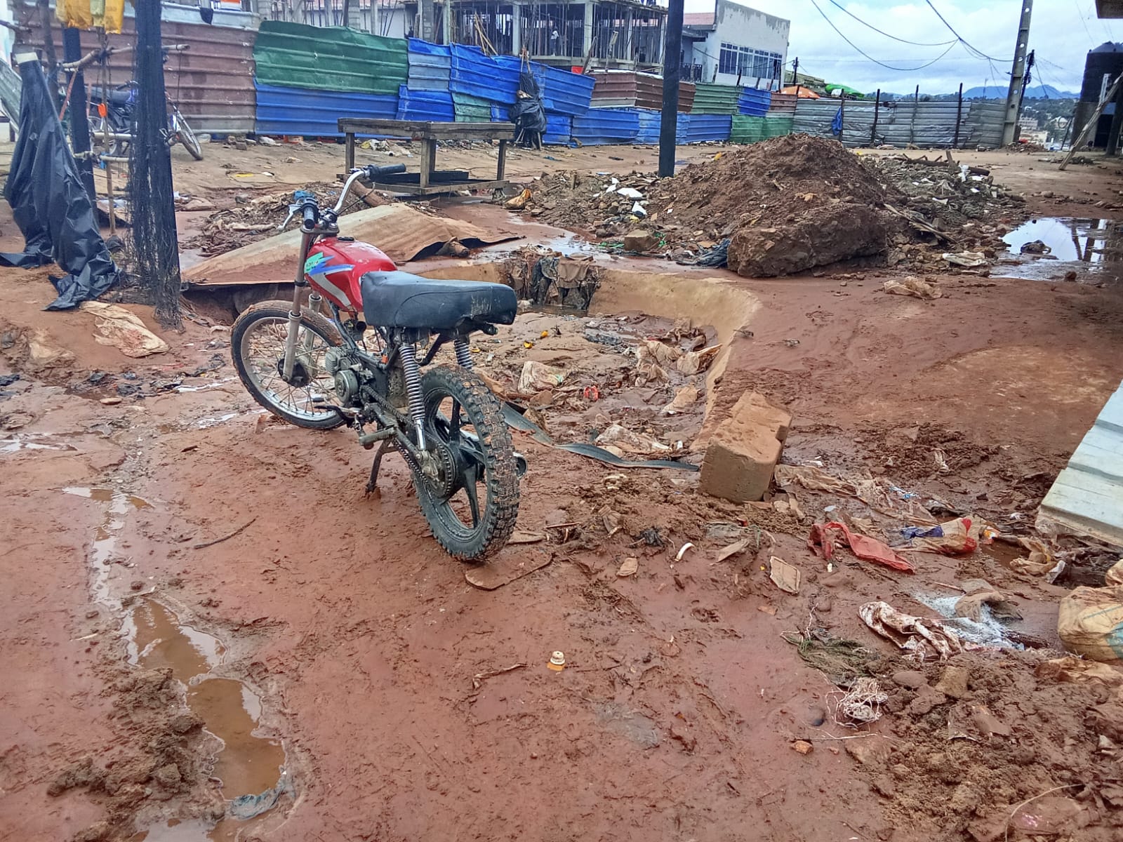 Obra irregular provoca alagamentos na estacão de Angoche - Wamphula Fax